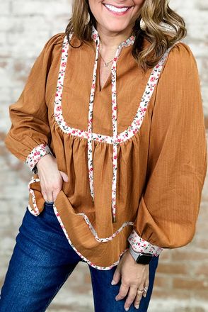 Azura Exchange Bluse mit floralem Besatz und Krawattenkragen