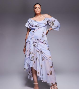 Asos Curve ASOS DESIGN Curve - Robe longueur mollet avec col b&eacute;nitier et ourlet &agrave; basque asym&eacute;trique en tissu coup&eacute; en biais &agrave; imprim&eacute; fleuri - Bleu