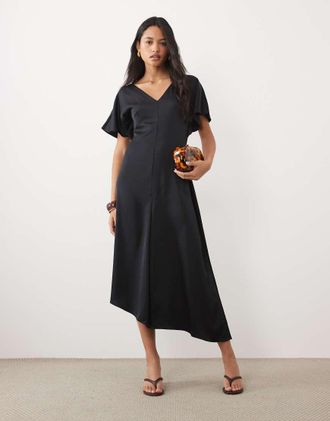 Asos robe midi en satin &agrave; col V avec ourlet asym&eacute;trique en noir