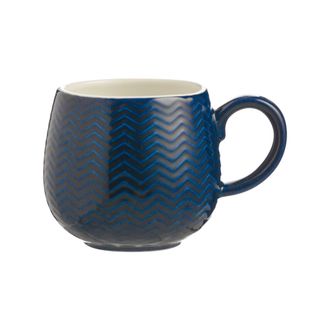 Mason Cash Gepr&auml;gte Steingut Tasse | Blau | 350 ml | Cappuccino Tassen mit Zickzackmuster | Sp&uuml;lmaschinen- und mikrowellengeeignet | Steingut Kaffeebecher | Kaff