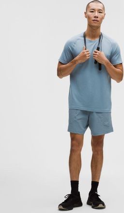 lululemon License to Train Shorts ohne Liner f&uuml;r M&auml;nner - 18 cm - Gr&ouml;&szlig;e 2XL in Steel Blue