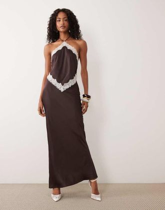 Forever New Robe longue dos nu avec bords en dentelle - Chocolat-Vert