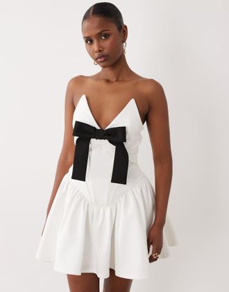 Asos Robe courte avec noeud en velours - Blanc