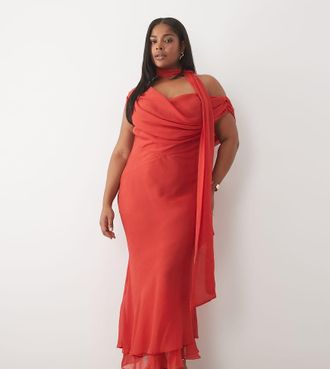 Asos Curve ASOS DESIGN Curve robe longue &agrave; &eacute;paules d&eacute;nud&eacute;es drap&eacute;e avec d&eacute;tail &eacute;charpe et double &eacute;paisseur rouge fonc&eacute;