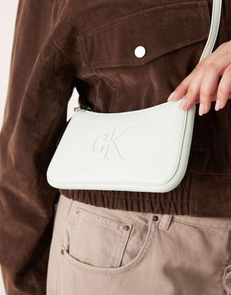 Calvin Klein Jeans - Kleine Schultertasche in Blau mit auff&auml;lligem Logo