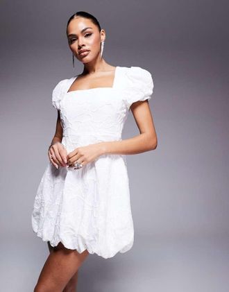 Forever New Minikleid in Porzellanweiß mit Ballonsaum und Lochstickerei