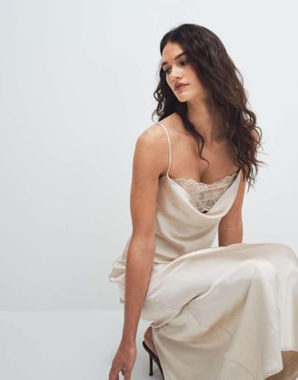 Vila Robe caraco longue en satin &agrave; col b&eacute;nitier et empi&egrave;cement en dentelle - Cr&egrave;me-Blanc