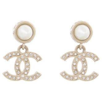 Chanel Ohrringe - NEUE CHANEL CC LOGO H&Atilde;NGEROHRRINGE MIT PERLEN UND - Gr. unisize - in Gold - f&uuml;r Damen