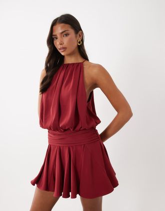 Asos robe courte fluide en satin &agrave; col montant et taille basse, rouge cerise