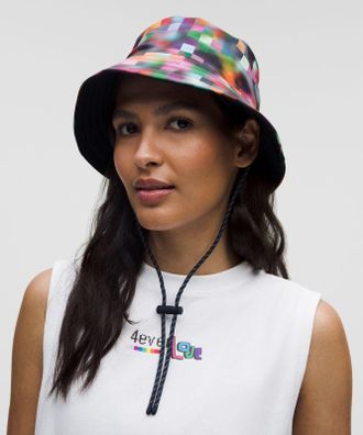 lululemon Bucket Hat Pride - Gr&ouml;&szlig;e L/XL in Pixel Rainbow Club Blue Multi