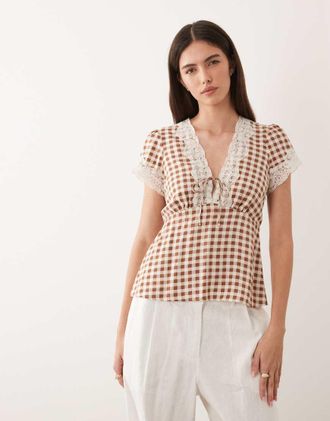 Nobody's Child Maeve - Blouse &agrave; carreaux vichy avec manches courtes et col V bord&eacute; de dentelle - Marron