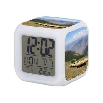Fabulous Wecker W&uuml;rfel beleuchtet Wei&szlig; - Schafe auf Weide Alpages Berglandschaft Natur - 7,8 x 7,8 x 7,8 cm - Retro Beleuchtung mehrfarbig LED