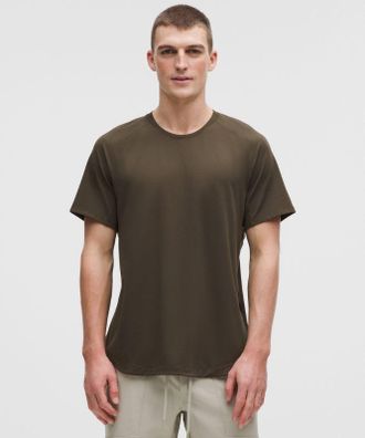 lululemon License to Train Kurzarmshirt f&uuml;r M&auml;nner - Gr&ouml;&szlig;e 2XL in Olive Brown