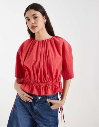 & Other Stories Cropped-Oberteil aus Baumwollmix in Rot mit geraffter Taille