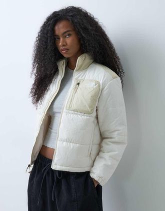 The North Face Nuketo veste &agrave; isolation synth&eacute;tique en blanc dune/pierre du d&eacute;sert