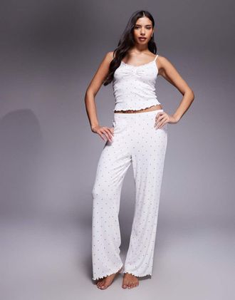 Boux Avenue Ensemble de pyjama &agrave; imprim&eacute; coeurs avec caraco &agrave; bordures en dentelle et pantalon - Ivoire-Blanc