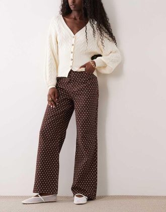 New Look Jeans mit weitem Bein in Braun mit Punktmuster-Wei&szlig;