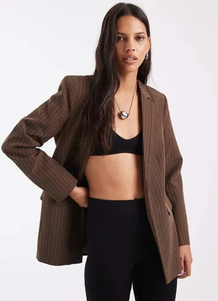 Pieces taillierter Blazer als Zweiteiler in Schokobraun mit Nadelstreifen