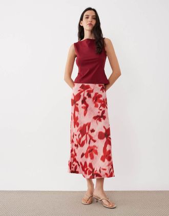 Vero Moda Jupe mi-longue en satin &agrave; imprim&eacute; fleurs - Rose et rouge