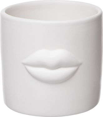 Butlers Blumenübertopf 4er Set Ø10cm KISS | Weißer Dolomit-Übertopf mit Kussmund-Relief | Pflanzgefäß für Kräuter & kleine Zimmerpflanzen | Dekotopf für Tisch