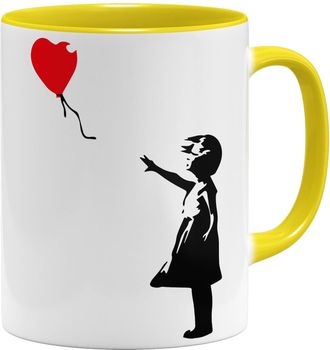 OM3 Banksy Kaffee-Tasse mit Balloon Girl - Street Art Graffiti Stencil - Keramik Becher - 325ml - Beidseitig Bedruckt - Gelb