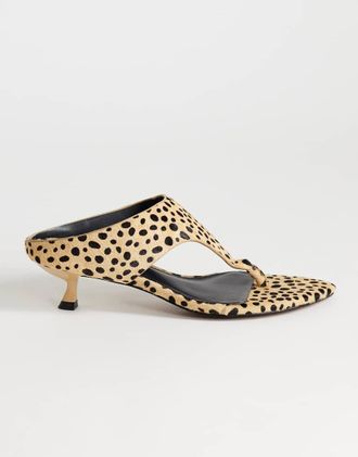 Topshop Nancy - Sandales en cuir v&eacute;ritable effet poulain avec talon mi-haut et entre-doigt - Caramel &agrave; imprim&eacute; dalmatien-Neutre
