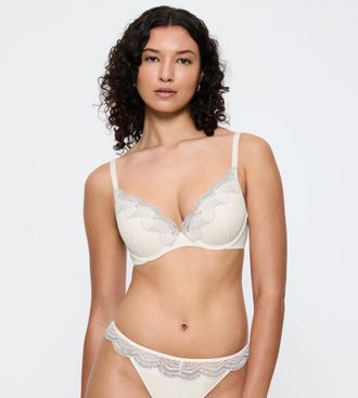 Triumph Push-up-BH TRIUMPH Comfort Glam WHU, Damen, Gr. 85, Cup C, wei&szlig; (silk wei&szlig;), Spitze, Obermaterial: 46% Polyester, 41% Polyamid, 13% Elasthan, BHs Push