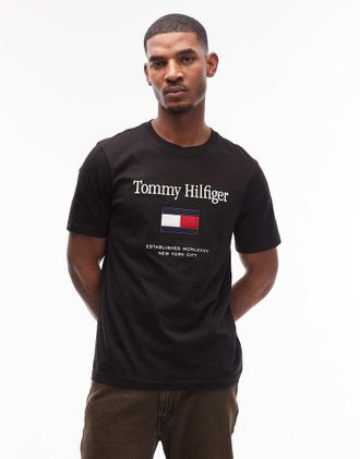 Tommy Hilfiger T-shirt &agrave; logo superpos&eacute; au centre - Noir-Bleu marine