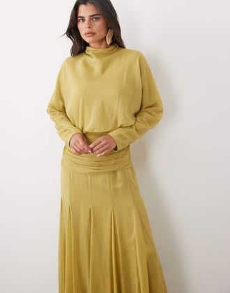 Asos robe longue en mousseline &agrave; taille fronc&eacute;e et empi&egrave;cement godet vert olive-Multi