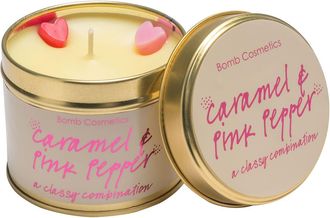 Bomb Cosmetics Duftkerze in Dose, Karamel & Pink Pepper, enthält reinen schwarzen Pfeffer & Sandelholz, ätherische Öle, veganfreundlich, 30-35 Stunden Brenndauer