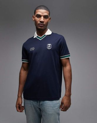 Tommy Hilfiger Polo d&eacute;contract&eacute; en piqu&eacute; avec col V - Bleu marine