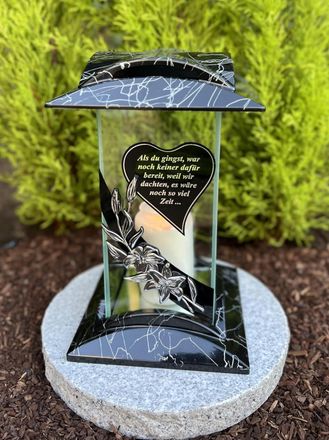 Aurum Grablampe 27 cm. H Grablicht mit 3D Blumenmotiv Grabdekoration Grabstein Grabschmuck Gartenlampe Kerze incl. Grabkerze ohne Sockel