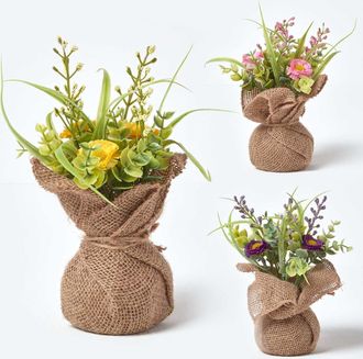 Homescapes 3er-Set Künstliche Gänseblümchen im Jute-Säckchen 20 cm groß, rosa, gelb & lila