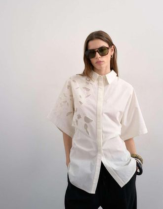 Topshop Chemise oversize &agrave; manches courtes et d&eacute;tails ajour&eacute;s - Blanc