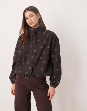 Asos Veste en jean &agrave; col chemin&eacute;e - Chocolat &agrave; pois-Brown