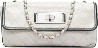 Chanel Sac bandouli&egrave;re matelass&eacute; en cuir dagneau pr&eacute;-poss&eacute;d&eacute; - Femme - Pre-owned - Blanc - Taille: ONE Size