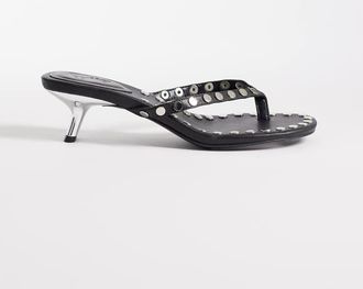 KAIIA Exklusive Zehenstegsandalen in Schwarz und Silber mit Nietenbesatz und Kitten Heel-Bunt