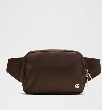 lululemon Everywhere G&uuml;rteltasche Gro&szlig; 2 L - Gr&ouml;&szlig;e 2 l in Walnut Crunch/Gold