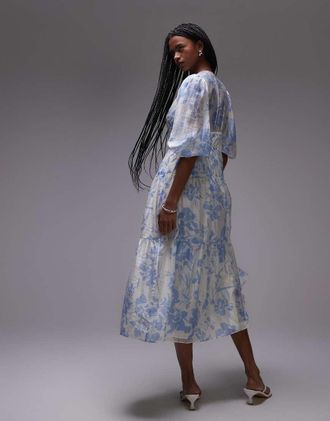 & Other Stories Robe longueur mollet &agrave; manches bouffantes et corsage fronc&eacute; - Imprim&eacute; fleurs bleues