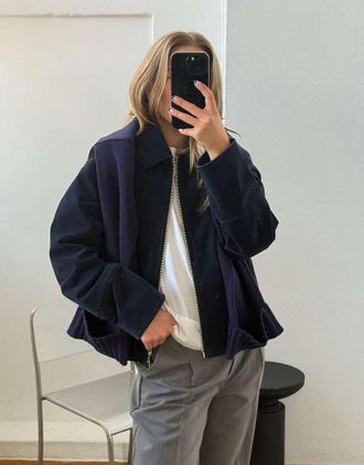 NA-KD veste zipp&eacute;e en daim synth&eacute;tique bleu marine