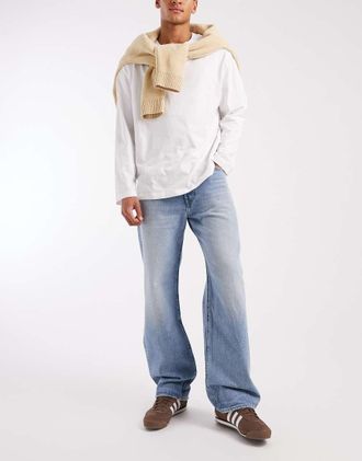 Levi's 501 - Locker sitzende Straight Jeans in hellblauer Waschung