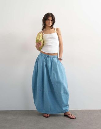 Topshop Maxi-Schlupfrock aus Denim in Bleich-Waschung mit abgerundetem Beinschnitt-Blau