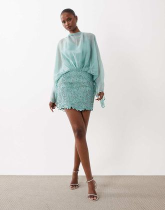 Asos Robe courte cape &agrave; dos nu avec jupe orn&eacute;e en turquoise-Bleu