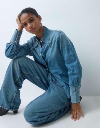 Wrangler Hemd mit dramatischem Kragen in hellblauem Denim