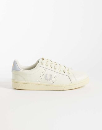 Fred Perry Leder-Sneaker in Ecru und Staubblau-Wei&szlig;