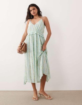 Vero Moda Robe mi-longue style festival boutonn&eacute;e devant &agrave; fines bretelles - Vert p&acirc;le fleuri et ray&eacute;