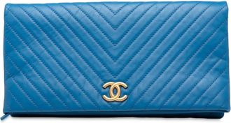 Chanel Clutches - CC Chevron Lambskin Fold Over Clutch - Gr. unisize - in Blau - für Damen