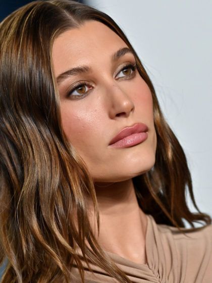 4 Tipps um so volle Lippen wie Hailey Bieber zu bekommen (ohne künstlich nachzuhelfen)