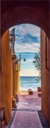 Wallario Glasbild Traumhafter Blick aus Gasse - 50 x 125 cm Wandbilder Glas in Premium-Qualit&auml;t: Brillante Farben, freischwebende Optik