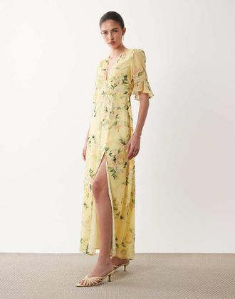 Hope & Ivy Maxikleid in Gelb mit Blumenmuster, R&uuml;schen&auml;rmeln, hohem Schlitz und R&uuml;ckenausschnitt